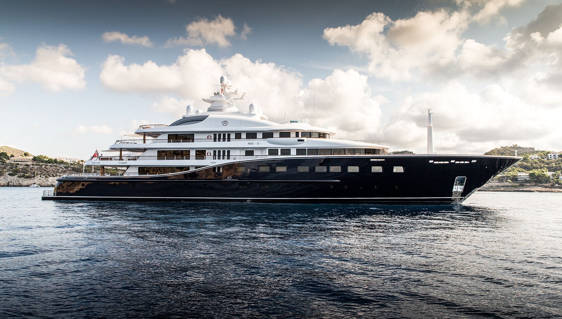 Yacht AQUILA, Derecktor | CHARTERWORLD Luxury Superyacht Charters